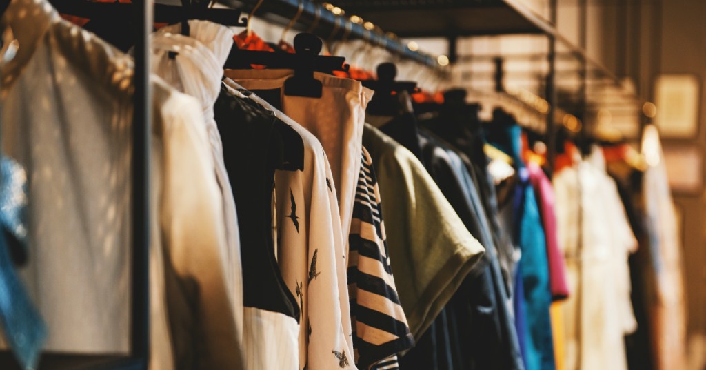 Poupar com roupas sem perder o estilo: veja como aqui